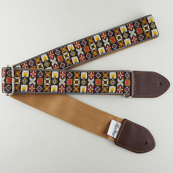 ヴィンテージテイストのジャガード織りの表生地、メタルパーツ、本革のスモールタブ、Dupont製のナイロンバックといった70年代当時のミュージシャン達が愛用していたスペックを再現しました。エレキギター、ベースのみならず、アコースティックギター...