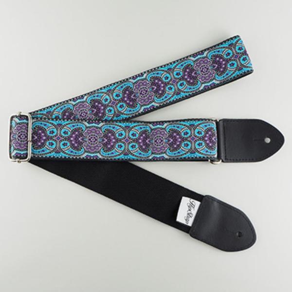 ヴィンテージテイストのジャガード織りの表生地、メタルパーツ、本革のスモールタブ、Dupont製のナイロンバックといった70年代当時のミュージシャン達が愛用していたスペックを再現しました。エレキギター、ベースのみならず、アコースティックギター...