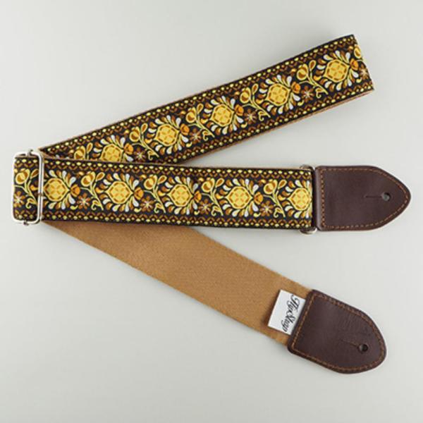 ヴィンテージテイストのジャガード織りの表生地、メタルパーツ、本革のスモールタブ、Dupont製のナイロンバックといった70年代当時のミュージシャン達が愛用していたスペックを再現しました。エレキギター、ベースのみならず、アコースティックギター...