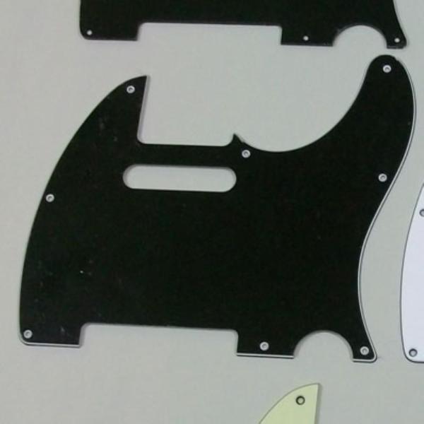 Fender Japanに適合するリプレイスメント・ピックガードです。2014年以前のモデルに適合いたします。Made in Japan.