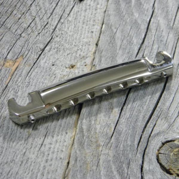 59年の個体を原型とした新規の金型による、いわば究極のレプリカです。微妙なラインのダレ、手作業によるサンディング、裏側のゲート痕等、忠実に再現されております。もちろん現行Gibson等にもフィットします。重量もVintage同様の約30グラ...