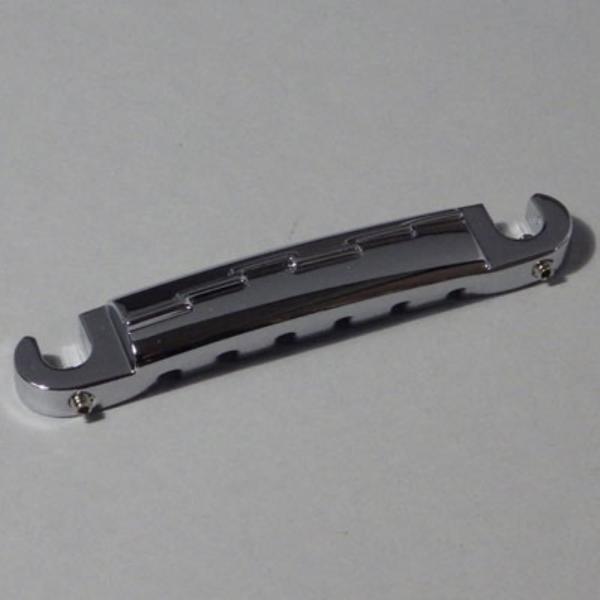 3弦がプレイン弦のギターに対応する、弦長補正テールピースです。素材は亜鉛ダイカスト、スタッドピッチは約84mmとなっております。オクターブ調整には1/16インチの六角レンチをお使い下さい。Made in U.S.A.