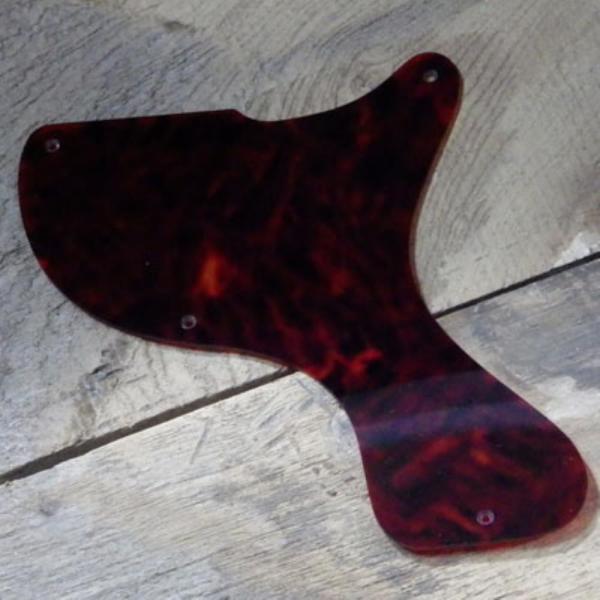 約1.8mmのセルロイドから、1959年製レスポール・ジュニアのテンプレートを元に切り出しました。セルロイドならではの深みのある色合いは、まさに秀逸です。素材の特性上、若干の反りや変形が生じている場合がございます。