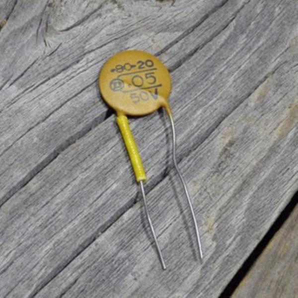 1964〜1971頃にストラト等に取り付けられていたキャパシターのリプロです。内部にはNOSのセラミック・コンデンサーを仕込んでおります。0.05uF。