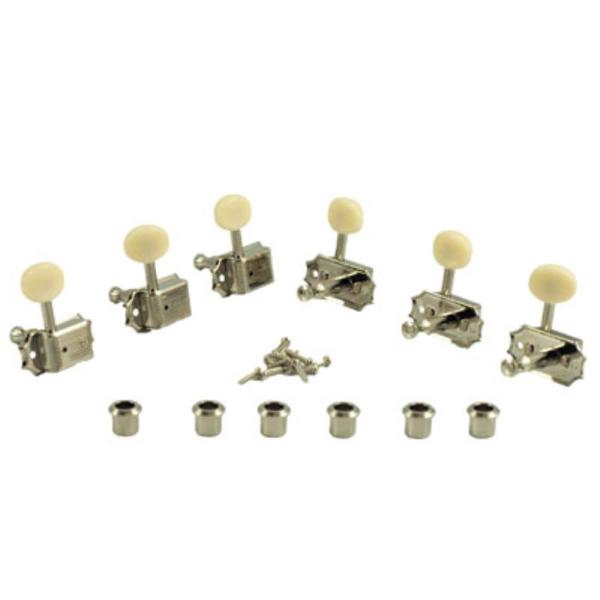 1956年後半から登場した、白いプラスティック製丸型チューニング・ノブを備えた「1列刻印」ニッケル・メッキ仕様の“クルーソン・デラックス”復刻ペグです。プラスティック・ノブ仕様は、金属製（ニッケル・メッキ）の丸型チューニング・ノブ仕様よりも...