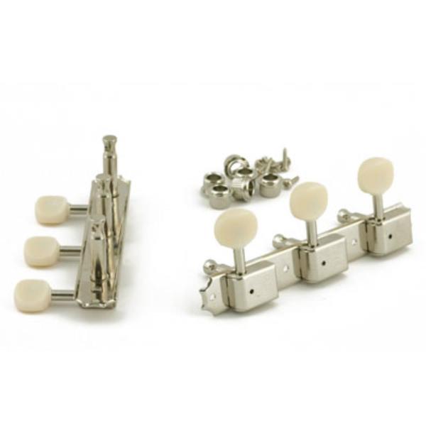 1956年後半から64年後期にかけての本体に取り付けられていた、ベース部分が一体となった片側3連のスタイルで、白いプラスティック製の丸型チューニング・ノブを備えた“クルーソン・デラックス”「1列刻印」、ニッケル・メッキ仕様の復刻ペグ。当時、...