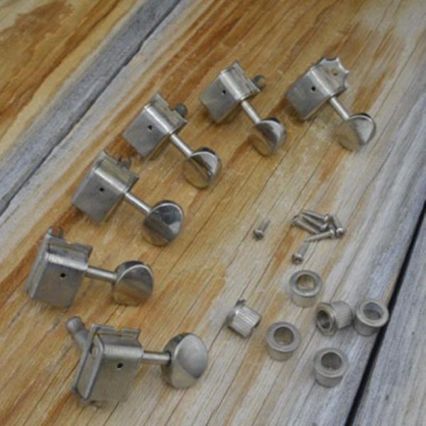1956年後半から63年後期までの期間にフェンダーの上級モデルで使用されていた、「1ライン（1列刻印）」、ニッケル・メッキ仕様の“クルーソン・デラックス”復刻ペグ。ヘッドの片側に6個のペグが並び、丸型メタル・チューニング・ノブ、スプリット・...