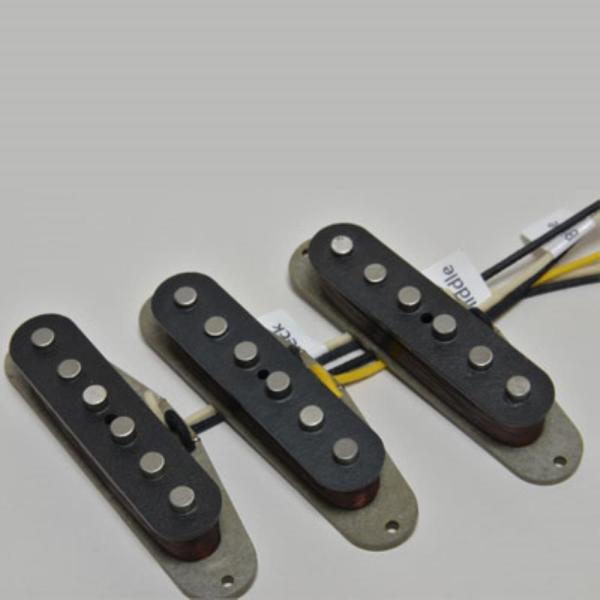 “Woodstock"当時の、グレイボビン・ボトム、エナメル・ワイヤー仕様です。ミッドレンジの太さが特徴です。音像の存在感においては、ラインナップの中で一番でしょう。ミドルは、RW/RP (逆巻、逆磁）となっております。 ■　Exact r...