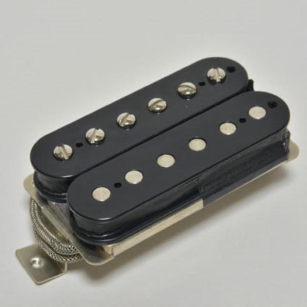 星の数ほどあるPAFコピーとは一味違う、枯れながらも艶のある出音を追求しました。イメージは、P.コゾフのレスポールのサウンド。弾き手も聞き手もピッキング・ニュアンスがはっきりと感じとれることでしょう。マグネットには、ラフキャストのアルニコ2...