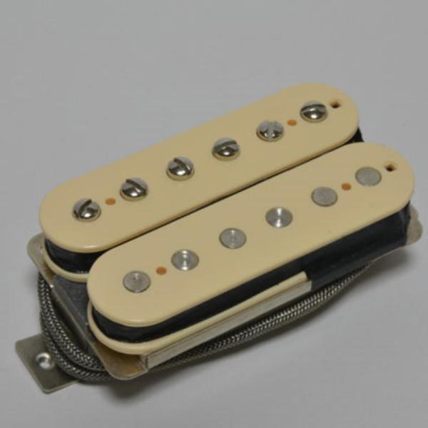 星の数ほどあるPAFコピーとは一味違う、枯れながらも艶のある出音を追求しました。イメージは、P.コゾフのレスポールのサウンド。弾き手も聞き手もピッキング・ニュアンスがはっきりと感じとれることでしょう。マグネットには、ラフキャストのアルニコ2...