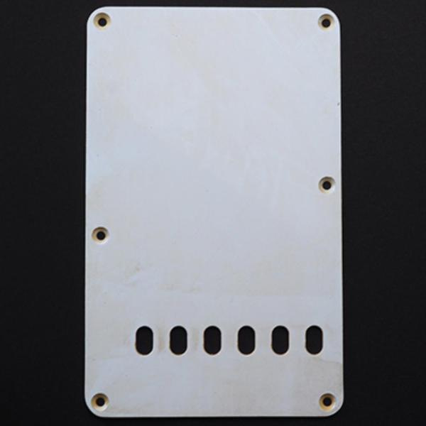 1955年以降のFender USAがテンプレートですが、Fender Japanにもほぼ適合します。 ネジ付属。