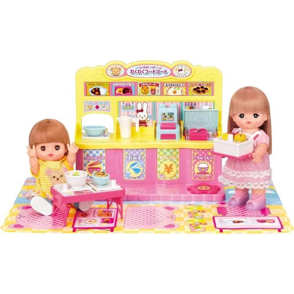 フードコートでおしょくじしましょ。たべものパーツをセットしてお花のボタンを押すと、たべものが下からでてきます。たべものは全部で5種類。裏返すと食べたようにみえるギミックつき。レジは、ボタンを押すとひきだしが出てくるよ。テーブルにおしょくじを...