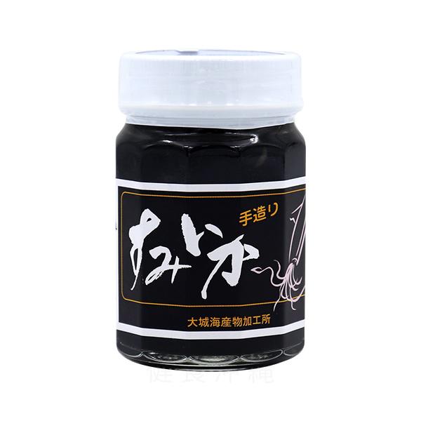新鮮ないかの切り身を、いかすみ、食塩、泡盛などと一緒に漬け込んだ珍味です。いかすみの甘みのある風味が口に広がり、あとを引く美味しさです。酒の肴として、またパスタとあえていかすみパスタとしても美味しく召し上がれます。※まれに白色物質が生じるこ...