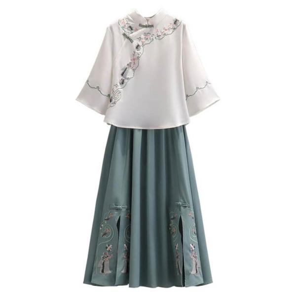 素材構成: コットン+シフォン+リネンチャイナブラウスが刺繍になっていることで、クラッシックで華やかな印象も演出でき、本当に女性らしい雰囲気になります。大人の女性が選ぶ上品なセットアップ。全体を明るく見せ、かつ、かっちりとしすぎない適度なカ...