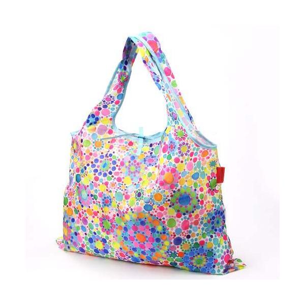 折り畳みできてマチ付き、20kgの重さに耐えられる日本のデザイナーの個性が光るエコバッグ。横のホックを留めると底面が平らになり、弁当容器も平らのまま運べます。2Lのペットボトルが6本入り、20kgまでの耐荷重。サイズは横53cm、本体高さ4...