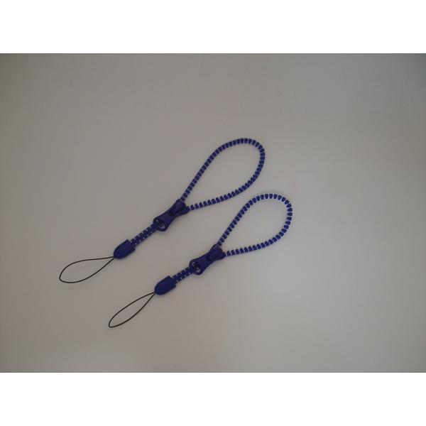 携帯電話・スマホに使えるYKKファスナーのハンドストラップです。  金属部品を使わず、樹脂製のため、携帯電話やスマホ本体に傷が付きにくく安心です。 やや長めは、ファスナー部分が約15cm、全長約19cmとなります。やや短めは、ファスナー部分...