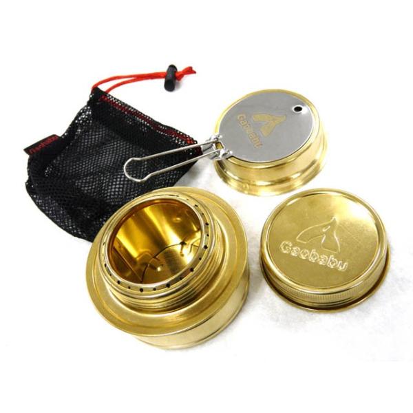 Gaobabuロゴが映えるアルコールバーナー。燃料用アルコールを使用します。本体にアルコールを入れて火をつけ温まってくると、小さな穴から気化したアルコールが勢いよく噴出・燃焼します。消火蓋はハンドル付きなので簡単に消火でき、天板をスライドさ...