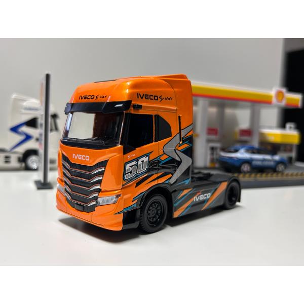 在庫品　日本未発売商品＜商品について＞外箱にはパッケージの性質上細かな折れや破れがある場合がございます。またモデルの小傷や多少のデカールのズレ、塗装ムラ、ドアミラー、スポイラーの取付誤差等、明らかな破損や部品の欠品以外は返品交換の対象には含...