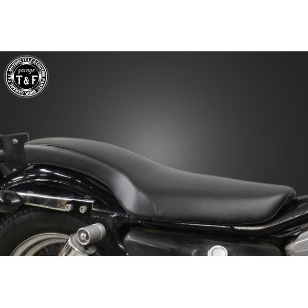 ■製品の仕様・シート素材:合皮製。・シートベース:FRP製。・シートカラー:ブラック。・取り付けステー:スチール製。【適合モデル】・XL1200C(1982年〜2003年)。・XL1200S(1982年〜2003年)。・XL883(1982...