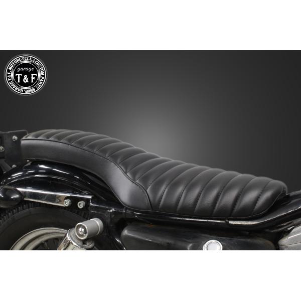 ■製品の仕様・シート素材:合皮製。・シートベース:FRP製。・シートカラー:ブラック。・取り付けステー:スチール製。【適合モデル】・XL1200C(1982年〜2003年)。・XL1200S(1982年〜2003年)。・XL883(1982...