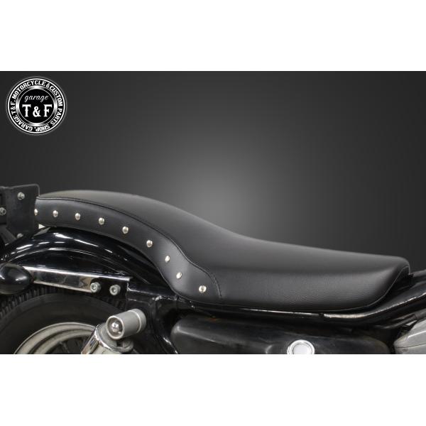 ■製品の仕様・シート素材:合皮製。・シートベース:FRP製。・シートカラー:ブラック。・取り付けステー:スチール製。【適合モデル】・XL1200C(1982年〜2003年)。・XL1200S(1982年〜2003年)。・XL883(1982...