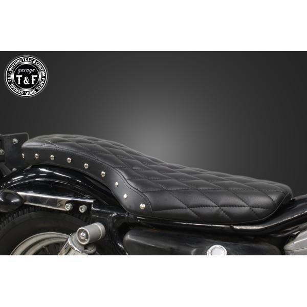 ■製品の仕様・シート素材:合皮製。・シートベース:FRP製。・シートカラー:ブラック。・取り付けステー:スチール製。【適合モデル】・XL1200C(1982年〜2003年)。・XL1200S(1982年〜2003年)。・XL883(1982...