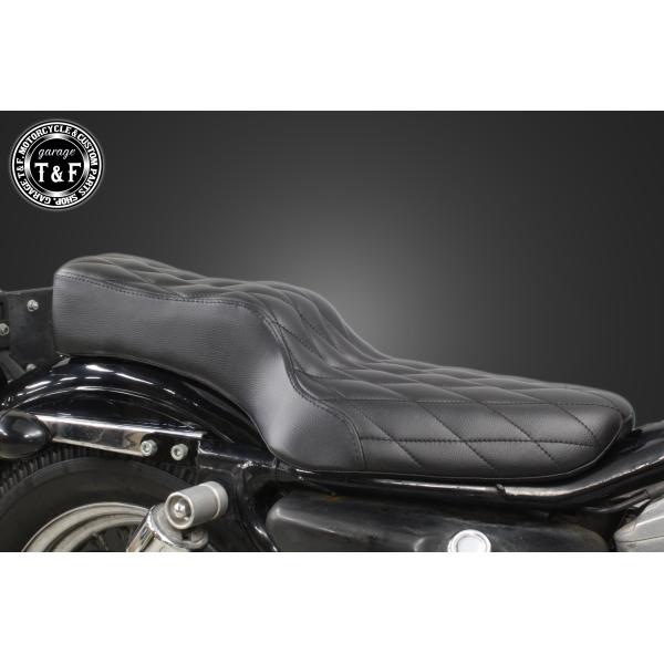 ■製品の仕様・シート素材:合皮製。・シートベース:FRP製。・シートカラー:ブラック。・取り付けステー:スチール製。【適合モデル】・XL1200C(1982年〜2003年)。・XL1200S(1982年〜2003年)。・XL883(1982...