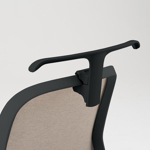 PLUS（プラス）のオフィスチェア Fita（フィータ）とFita2（フィータ2）専用のジャケットハンガー。後付けが可能です。※チェア本体は別売りです。ブラック:657699_ホワイト:657700_ライトグレー:658626