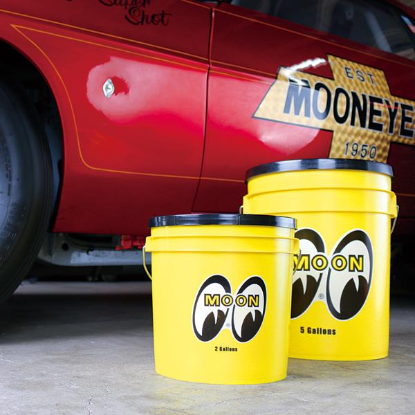 ムーンアイズの２ガロンバケツ、スツール、メンテナンス用品収納。お気に入りのアイテムになること間違いないです！5ガロンタイプもあります人気の MOON バケツが、ひとまわり小さい2ガロン(約 7.57リットル) で登場!!既存の 5ガロン(約...
