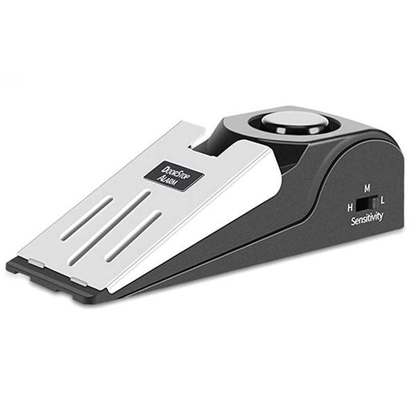 一般的なドアストッパーとほぼ同じ大きさなので、様々なドアに対応し、設置もカンタン！もちろん、電源を切って、通常のドアストッパーとしても使えます。ドアの後ろに置くだけで、万が一侵入者が無理矢理ドアを開こうとすると、120デシベルの大爆音が鳴り...