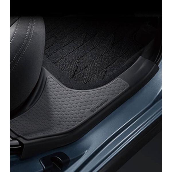商品名：スバル クロストレック アクセサリー後席用ステップガード ブランド名：スバル SUBARU  品番：E1017FN200 商品説明：後席ステップを保護し、滑りにくい硬質ゴム製。お子様の乗り降りや、洗車、ルーフキャリア使用時に活躍しま...