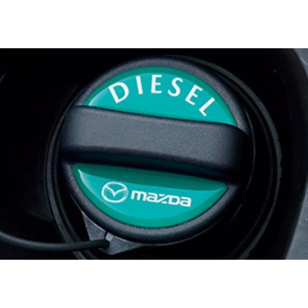 商品名：マツダ CX-60 純正アクセサリーフューエルフィラーデカール ブランド名：マツダ MAZDA  純正品番：ディーゼル用/C903V9750レギュラー用/C904V9750 商品説明：給油時の油種を色で確認できます。※写真はイメージ...