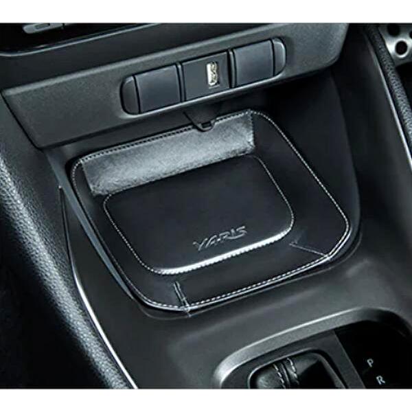 商品名：トヨタ GRヤリス 純正アクセサリー コンソールトレイ  ブランド名：トヨタ TOYOTA    純正品番：08283-52010  商品説明：スマートフォンなどの小物を置くのに便利な本革のトレイ。取り付け・取り外しも簡単です。車内...