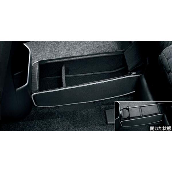 商品名：トヨタ ピクシスメガ 純正アクセサリーコンソールボックス ブランド名：トヨタ TOYOTA  純正品番：08281-B2010商品説明：運転席と助手席の間に設置できる便利な手元収納です。 【適用車種(車両型式・年式)】トヨタ ピクシ...