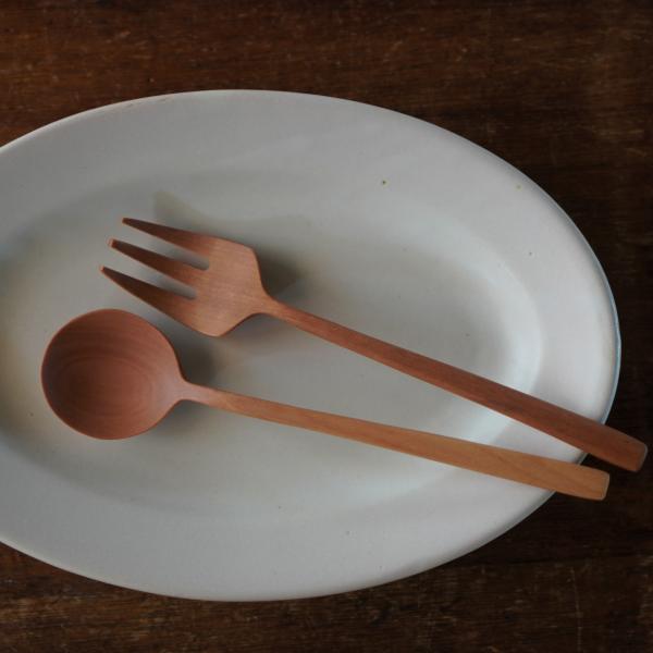 使いやすくて、かわいい形を追求して作られたカトラリー。和食器にも洋食器にも合わせやすいカトラリーは食事だけでなくデザートにも大活躍です。口当たりも優しく、使いやすい大きさです。華奢な持ち手とぷっくりしたスプーン部分がかわいらしいカトラリーで...