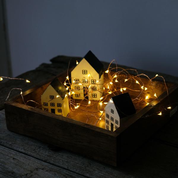 ワイヤーを好きな形に曲げられるので、窓辺に垂らしたりフレームに沿わせたり、ガラスに詰めたりと色々なアレンジを楽しめます。キラキラ光るライトはインテリアのアクセントにもなります。点灯、点滅は8段階調整可能。早く点滅させたり、ゆっくり明るくした...