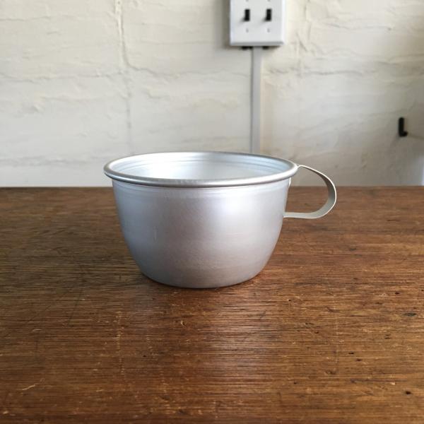 昔ながらの製法でひとつひとつ丁寧に作られたアルミのマグカップ。軽くて丈夫、割れないのでお子さま用として、アウトドア用としてもおススメです。持ち手が丸くてコロンとした形がとても可愛いアルミのコップです。サイズ：Φ120×H60mm容　量：33...