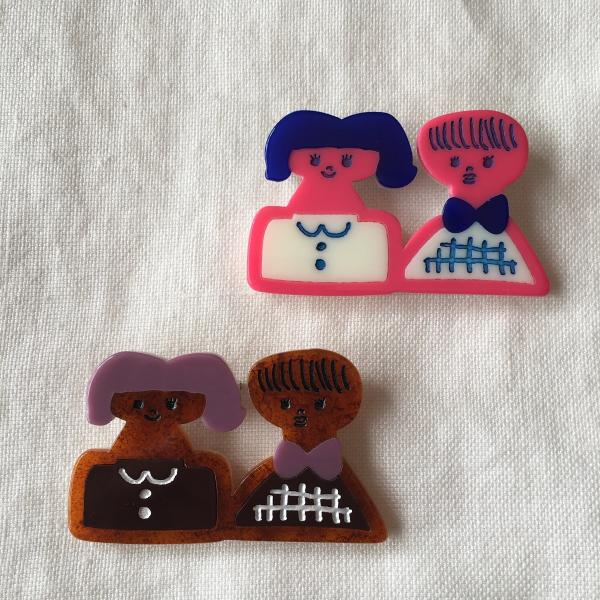 かわいくてユニークなアクリルのブローチ。絵本作家・イラストレーターとして活躍するミズノマサミさんの愛らしいイラストがブローチになりました。シンプルなトップスにワンポイントでつけると目を引きます。アクリル特有の鮮やかさと、つやつやな質感、ぽっ...