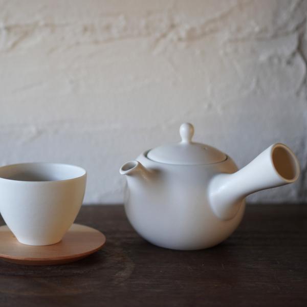 柔らかなラインにセミマットの優しい質感が愛らしいティーポット「結」。お茶の時間をほっこりとした気持ちにさせてくれます。注ぎ口のキレなど細かな部分にもこだわり使いやすさも考えられています。毎日使っても飽きのこないデザインの急須は、水切れも良く...
