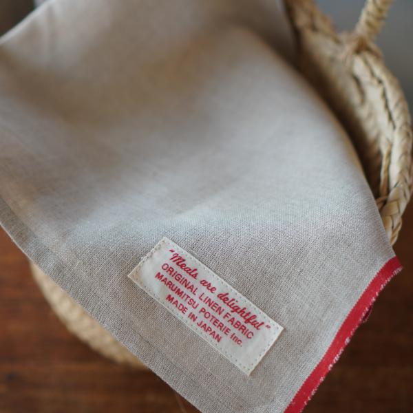 端の赤いラインがアクセント。縦糸横糸が生成の糸を使用した落ち着いた色合いで、上品な可愛らしさが感じられます。 スタジオエムのリネンは、主にフランス原産の長い繊維を使ったリネン糸を使用。選り分けた繊維を上質な糸にし、日本でなめらかで丈夫な生地...