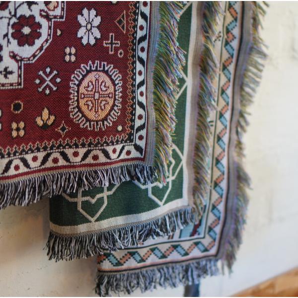 レトロな雰囲気のスローケット。ソファーに掛けたり、壁に飾ったり、床に敷いたり、テーブルクロスにしたり、用途はさまざま。冷房対策に薄手のブランケットとしてもご利用いただけます。小さめサイズは敷物やちょっとした膝掛にちょうどいいサイズ感。レトロ...