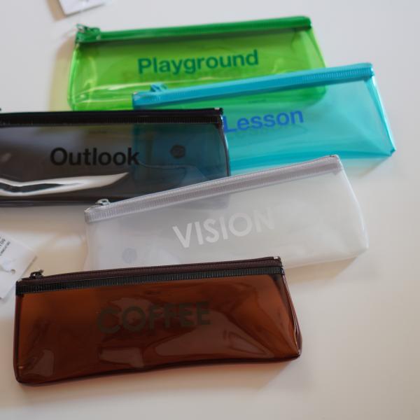 爽やかな雰囲気を引き立てるクリアカラー。カラーやデザインにこだわり、スタイリッシュな印象に仕上げたPVC素材の発色が目にも鮮やかなペンケースです。それぞれの色から連想した英単語を配し、一見ポップな存在をスマートに見せています。軽くて水にも強...