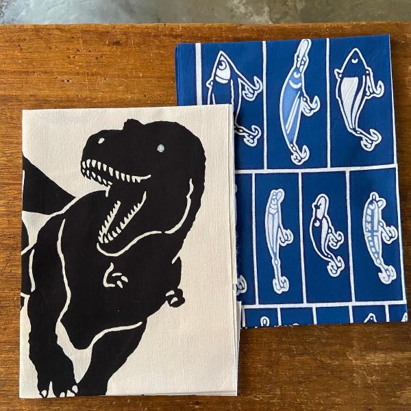 昔ながらの手ぬぐいです。恐竜好きな男の子、釣りが趣味なお父さんへのプレゼントにも。伝統的な染色方法、注染（ちゅうせん）という技法で染められています。絵柄を切り抜いた型紙を生地に当て、防染糊を付け数十枚重ねた上から染料を注ぎ染めていきます。裏...