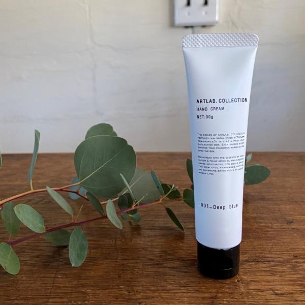 シアバターとプルーン種子油配合のハンドクリーム。さらっとした使い心地で、手肌を優しくいたわりながら、ネイルケアも◎お好きな香りを選んで、リラックスしながらハンドケアを楽しめます。ユニセックスなパッケージはギフトにもおすすめです。●Deep ...