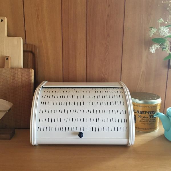 楽しい点線柄のローラートップブレッド缶です。紺色の点線模様がかわいくて、大きさも大きすぎずキッチンに馴染みます。散らかりがちな調味料・パン・お菓子などの収納に。ほこりを防いでくれるので、来客用のお茶セットの置き場としてもちょうどよさそうです...