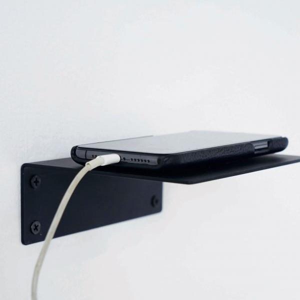 お気に入り雑貨を飾ったり、見せる収納としても力を発揮するウォールシェルフです。コンパクトなサイズは狭い空間でも簡単に取り付けができます。魅せる壁面を作ることで、空間にポイントができ、空間が引き締まります。上・下、両面で設置ができるので、設置...