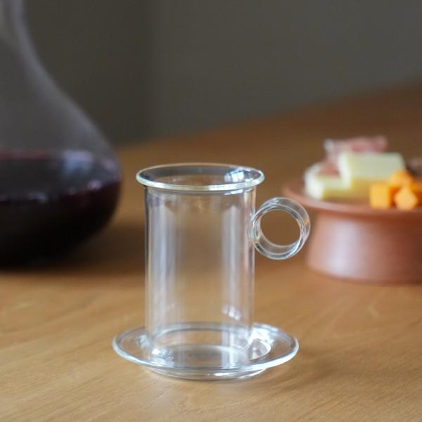 光が透ける様子が美しく、飲み物の色をそのままに楽しめるコンパクトで構成的なフォルムのカップとソーサーのセットです。耐熱ガラス製なので熱い飲み物も注げて、電子レンジでの再加熱も可能。厚さは2.5mmと口当たりが良く華奢すぎない程よさです。紅茶...