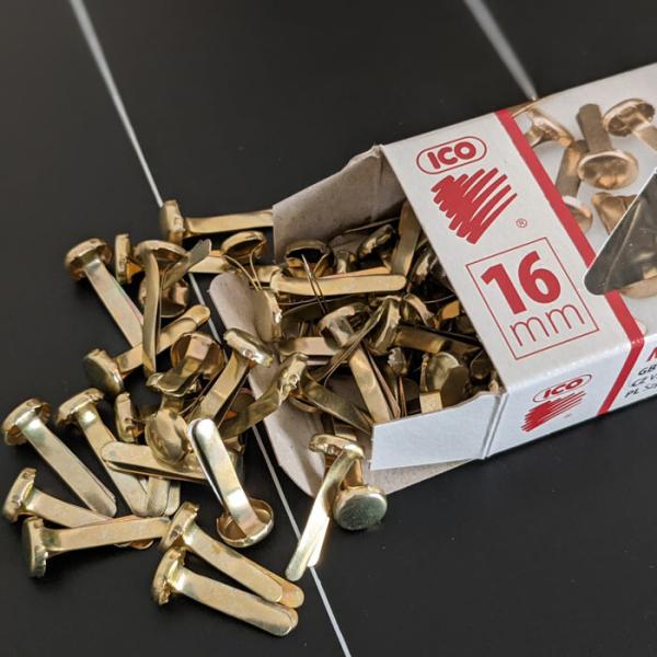 ハンガリーの文房具メーカーICOの『16mm 割りピン（100個入）』です。レトロかわいいゴールド割りピンで書類をまとめるとやる気アップ。スクラップブッキングや手作りカードに使えば立体感のあるおしゃれな作品に！ラッピングの留め具にすれば、簡...