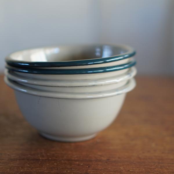 海外の蚤の市で見つけたような、どこか懐かしさを感じるホーロー(琺瑯)のキッチンシリーズ。 耐久性に優れ扱いやすく、多くの人に愛されています。 食卓に並べた時に自宅にある食器とも違和感なく溶け込み、かつ食材が映えるカラーです。ホーロー特有の色...