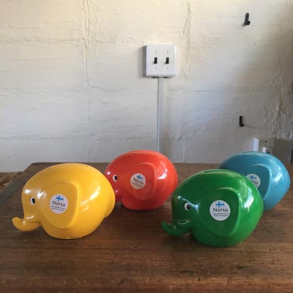 クリっとした目がとってもかわいいゾウの貯金箱です。キュートなフォルムがどこから見てもかわいいゾウさん。カラフルで楽しい雰囲気が、お部屋のインテリアとしてもオススメです。付属の鍵で底の蓋を開閉できるので永くご利用いただけます。【MK-TRES...